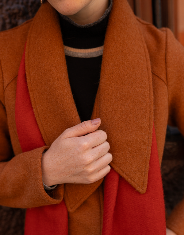 Athena Coat – Abrigo moderno en baby alpaca con escote profundo