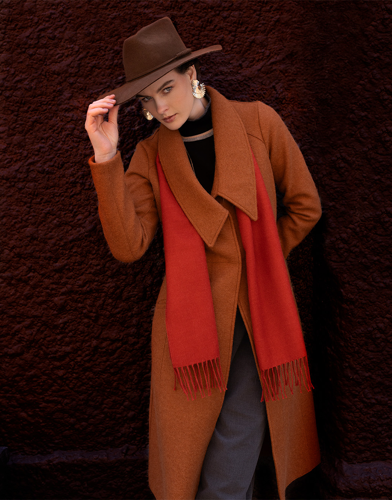Athena Coat – Abrigo moderno en baby alpaca con escote profundo